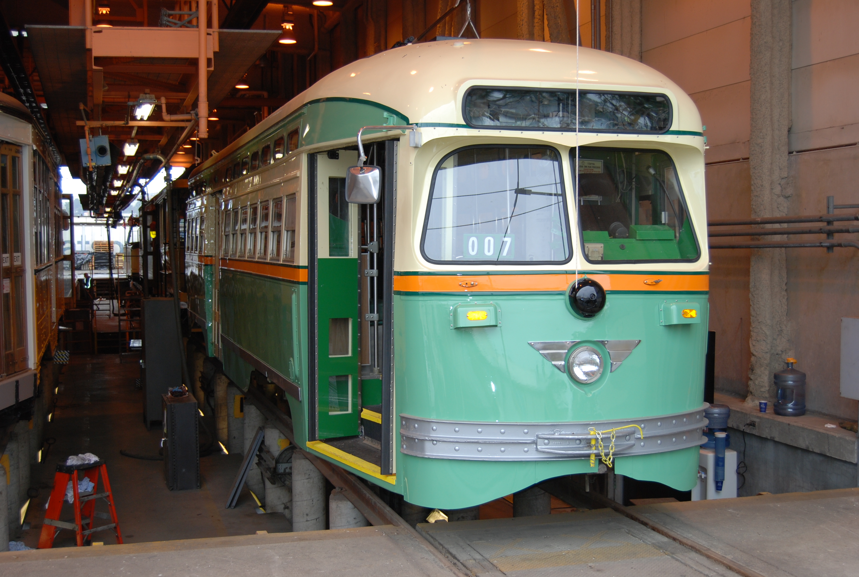 Chicago's "Green Hornet" Livery Coming to the F-line Chicago's "Green ...